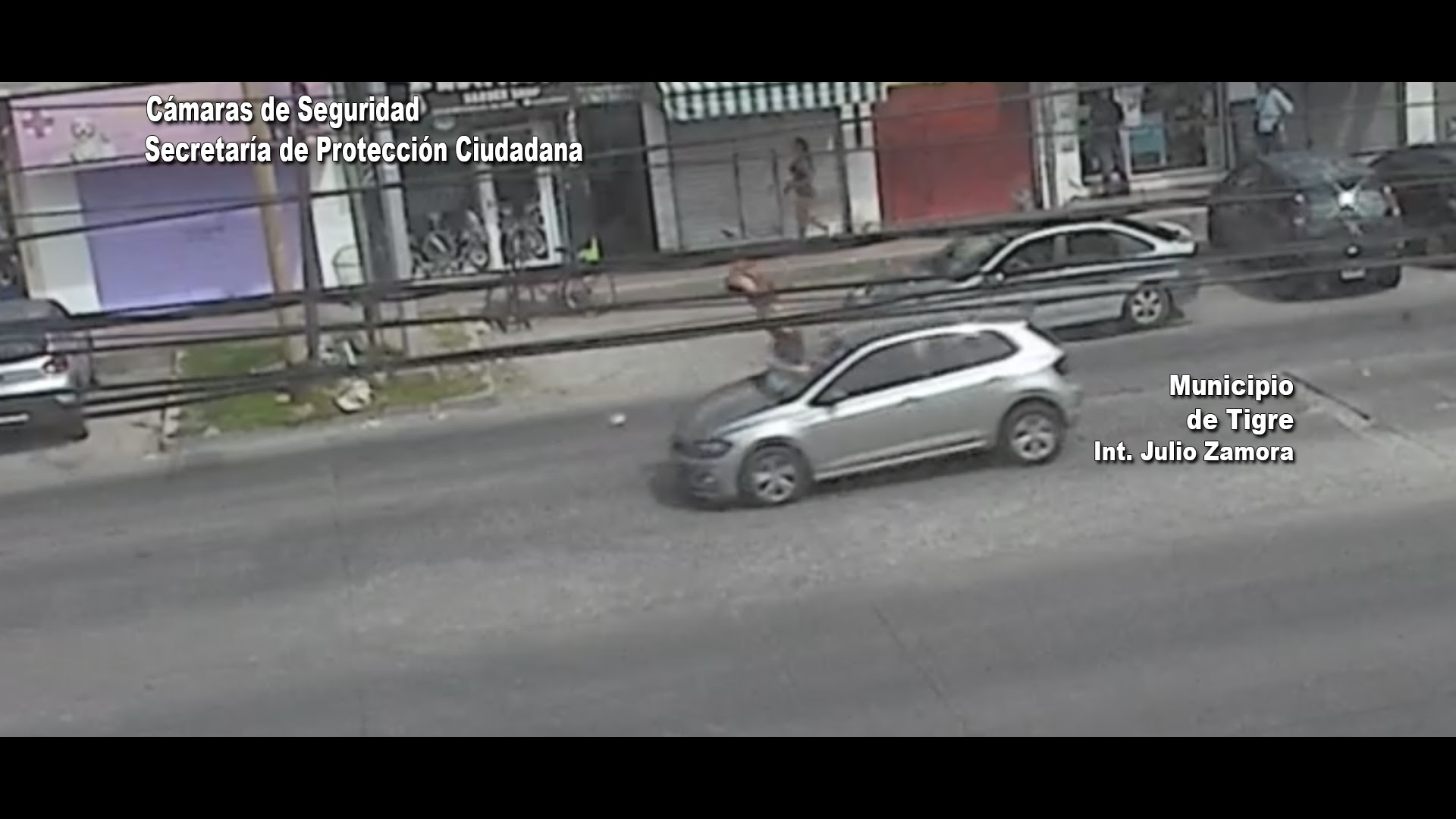 Impactante choque en Tigre: un hombre fue embestido por un auto y voló ... Impactante choque en Tigre: un hombre fue embestido por un auto y voló ...